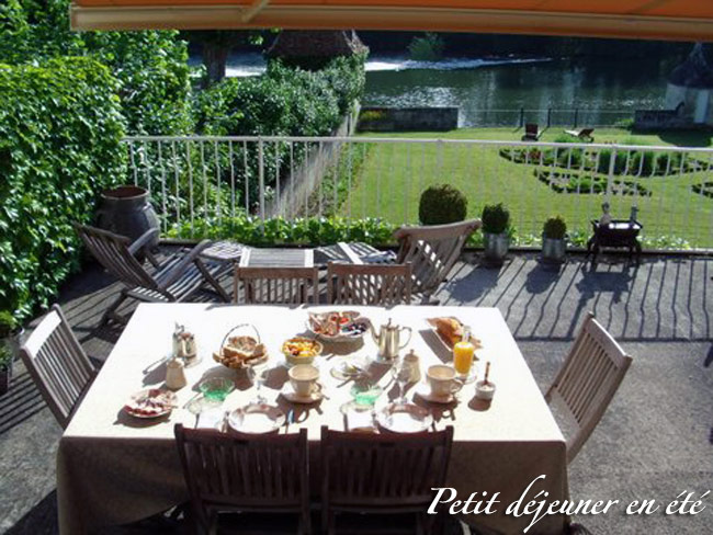 Petit déjeuner en terrasse | La Cascade de Saintonge