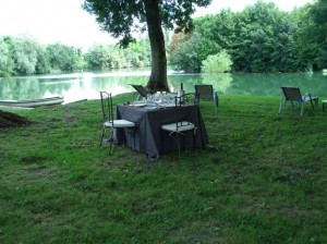 repas romantique au bord de l’eau | La Cascade de Saintonge